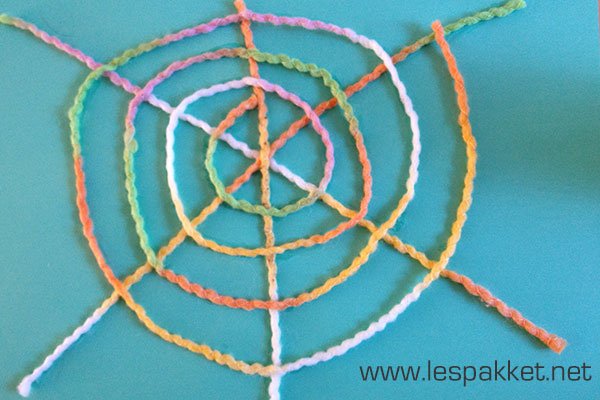 Thema herfst: spinnenweb knutselen | JufBianca.nl